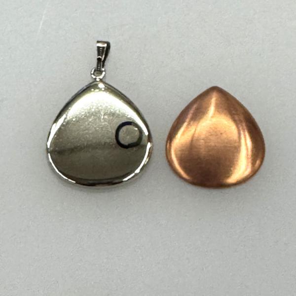 枠のメッキ部分に汚れ・凹み・傷があるため、通常販売ができない商品を特別価格にてご案内いたします。ペンダント枠には傷や凹みがございますので、プレゼント用途にはおすすめできません。あらかじめご了承のうえお求めください。なお、銅板本体は通常商品と...