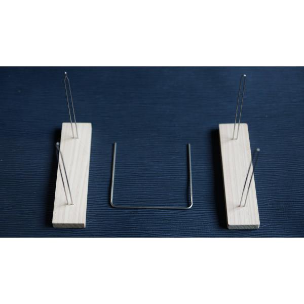 【発売日：2021年03月14日】同じサイズだけでなく、大きさの異なる書類や伝票でも、簡単にまとめて綴じることができます。また、つづりひもで綴じた書類の途中から必要な書類を抜き差しする際にも、書類や伝票で厚く膨らんだパイプ式ファイルをつづり...