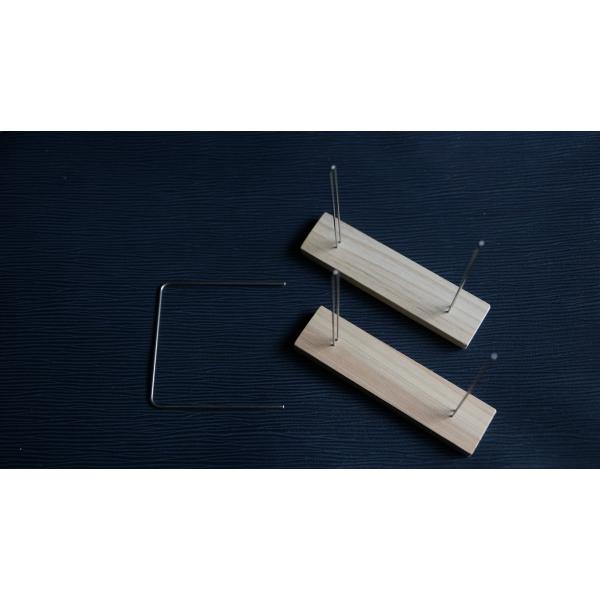 「つづりひも通し器」強化版（1セット2個入り）と補助具のセットです。「つづりひも通し器」の基本的な機能に加え、補助具を使用すれば、パイプ式ファイルから新たに表紙を作って保存書類へ移行させる作業を楽にします。厚く膨らんだファイルからでも書類が...