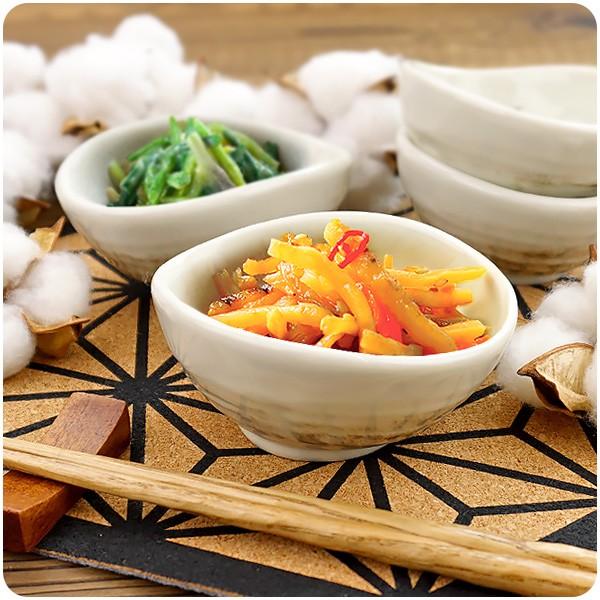 ぽってりとした生地のたまごのような小鉢。丸ではなく楕円のような歪んだ形が、丸い食器が並ぶ食卓に変化を生みちょっとしたアクセントになってくれます。クリームがかった粉引きの白、内側と外側には筆で描いたような刷毛目の模様が和の風合いたっぷり。何気...