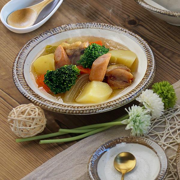 ナチュラルな粉引に、まるで額縁のように彩られた縁の十草模様が、普段のお料理をよりおいしそうに見せてくれます。見た目よりもツルツルで扱いやすく、シンプル!!土のナチュラルな雰囲気でお料理の色とも合わせやすく、和・洋問わず、どんなお料理でも映え...