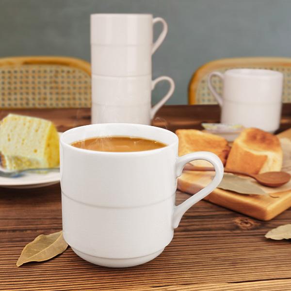 320ccとたっぷりめのマグカップ。白磁で、とても清潔感があり、コーヒーやラテによく合います。よく見ると下半分には、うっすらとボーダーのレリーフがほどこされており、シンプルでエレガントな雰囲気をかもし出します。カップ系、最大の悩みは食器棚の...
