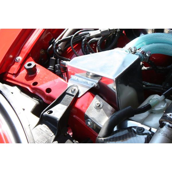 取り付け易さと効果を考え、カプチーノ専用品オイルキャッチタンクを設計。見た目の美しさにもこだわり、コペン同様にタンク内部に隔壁を設け、タンク内部に入ったブローバイガスがオイルとガスに分離し易い構造になっております。脱着が容易に出来る為、溜ま...