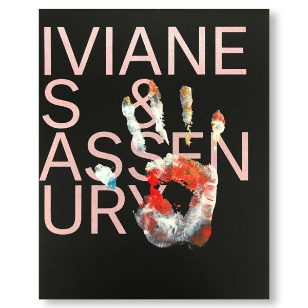 オランダ人フォトグラファー、ヴィヴィアン・サッセン（Viviane Sassen）の作品集。オランダ人グラフィックデザイナー、イルマ・ボーム（Irma Boom）が装丁を手掛け、作家自ら1冊ずつ表紙に手形ペインティングを施した、アートオブジ...