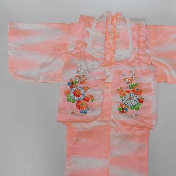 【発売日：2019年09月17日】■商品説明新品商品 化繊 お祝着 三歳女子祝着、産着となっています健やかな成長を祈る行事へご利用頂く女の子の御祝着となっていますお子様のご成長を祝う慶典、三歳お祝い事してご利用頂けます。着物に被布の2点セッ...