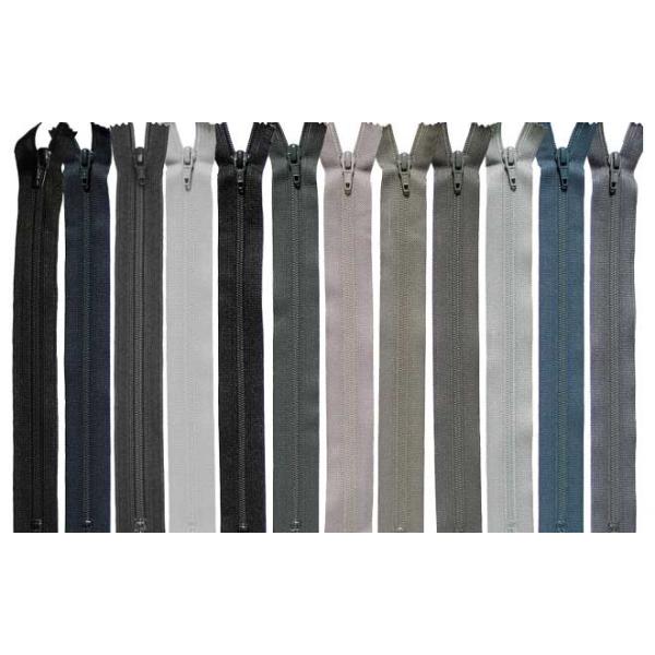 フラットニットファスナーは柔らかさと薄さを追求した、ニットテープにエレメント（ファスナーのムシの部分）を編込んだファスナーです。薄い生地やストレッチ素材に使っても、ファスナー部分だけが動きがなく硬くなるということがありません。