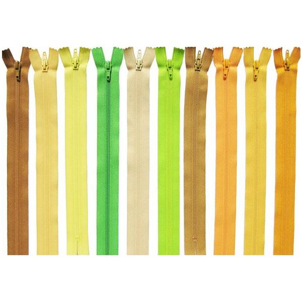 フラットニットファスナーは柔らかさと薄さを追求した、ニットテープにエレメント（ファスナーのムシの部分）を編込んだファスナーです。薄い生地やストレッチ素材に使っても、ファスナー部分だけが動きがなく硬くなるということがありません。