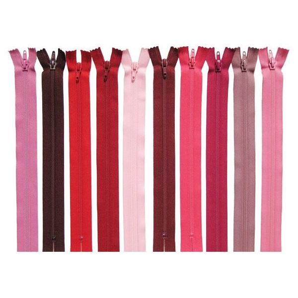 フラットニットファスナーは柔らかさと薄さを追求した、ニットテープにエレメント（ファスナーのムシの部分）を編込んだファスナーです。薄い生地やストレッチ素材に使っても、ファスナー部分だけが動きがなく硬くなるということがありません。