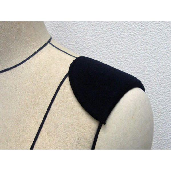 ストレッチ布で包まれた肩パットです。