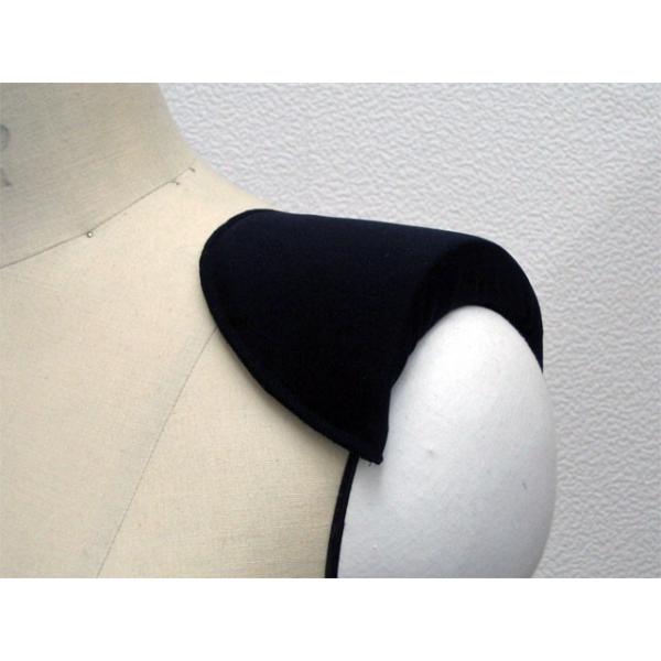 ストレッチ布で包まれた肩パットです。