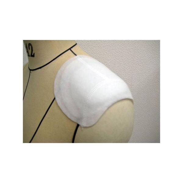 ◆裏付きジャケットなどの中に入れる肩パットです。◆ラグラン袖、普通袖どちらにも使えます。◆普通袖に使った場合、タレの部分が裄綿の役目をするので肩先がソフトに仕上がります。※表面は圧縮綿ですので、このまま使う場合は必ず布で包んでください。