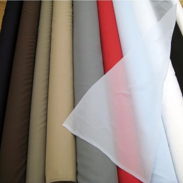 【カットは最少数量5(50cm)から10cm単位でお願いします・・・《例》80cmは数量8、2m50cmは数量25】芯地の基布は柔らかすぎず、接着する表生地や指先にまとわりつく感じがないので大変扱いやすい芯地です。どのような生地に貼っても生...