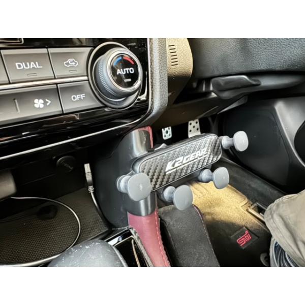 K2GEARオリジナル：スマホ・ホルダーA type右側●本製品の特長車種別専用設計した可変軸式ベース・ブラケットに片手操作で上から差し込むだけで「シュっ」と固定できる市販品の重力式ホルダーを標準セットとしています。※注意※ベースブラケット...