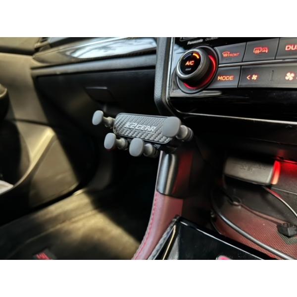 K2GEARオリジナル：スマホ・ホルダーA type左側●本製品の特長車種別専用設計した可変軸式ベース・ブラケットに片手操作で上から差し込むだけで「シュっ」と固定できる市販品の重力式ホルダーを標準セットとしています。※注意※ベースブラケット...