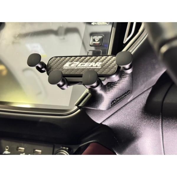 K2GEARオリジナル：スマホ・ホルダーB type右側●本製品の特長車種別専用設計した可変軸式ベース・ブラケットに片手操作で上から差し込むだけで「シュっ」と固定できる市販品の重力式ホルダーを標準セットとしています。※注意※ベースブラケット...