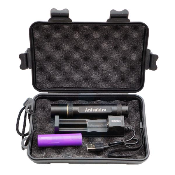 【商品名】高性能アニサキス視認ライト アニサキラ 保護メガネ 収納ケース付き【品　番】IP-901UV-ANIKI【セット内容】アニサキラ本体 1個、リチウムイオン電池充電器 1個、リチウムイオン電池 1本、保護メガネ 1本、収納ケース 1...