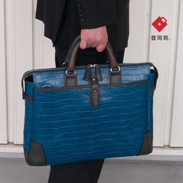 ■商品名：豊岡鞄 craftmanship クラフトマンシップ クロコ型押牛革ブリーフ 197712■商品の種類：ビジネスバッグ■素材：牛革（クロコ型押し）×牛革■色の種類：2色（ブルー・サンセット）■サイズ：約横幅41cm×高さ32cm×...