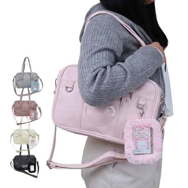 スクールバッグを小さくしたお出かけスクバ。小学生のお稽古事やお出かけ、JKの制服コスプレなどにも可愛くお持ちいただけます。フリルのついたカラビナ付きフォルダーが付属しています。推しのカードや写真を入れて一緒にお出かけできます。※パスケースの...