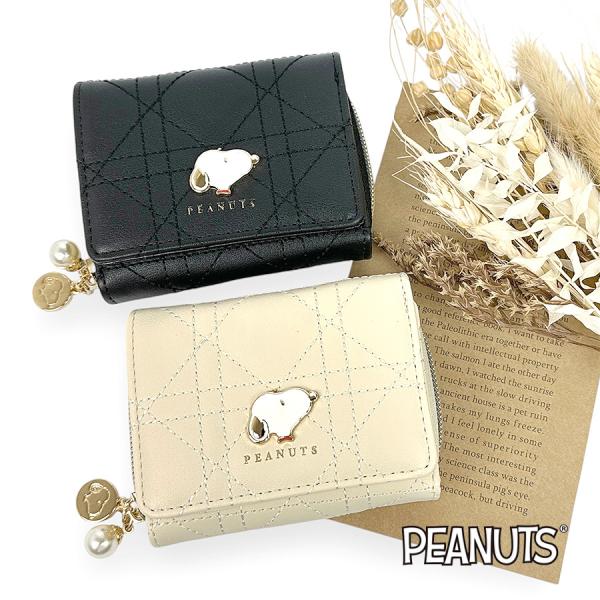 75146 SANRIO スヌーピー キルティング 三つ折り財布人気キャラクタースヌーピーの三つ折り財布キルティングステッチのデザインがおしゃれパール＆スヌーピー柄プレートのチャームもポイントコンパクトなお財布なので小さいバッグでのお出かけ...