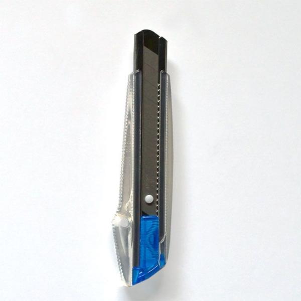 クッションフロアやフロアタイルの張り替えや施工にピッタリの大型カッター 1個もっておくと床材や段ボール、厚紙、ベニヤ板に対応できます。▼商品名NTカッター 大型カッター オートロック式 FU2-L 普通L型 大型L刃▼品名 / 品番普通L型...