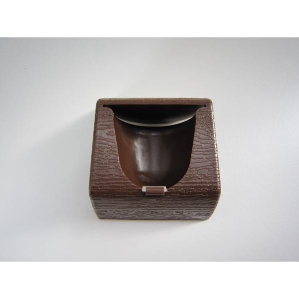 ゼリースプリッター２で半分にカットした昆虫ゼリーがスッポリ入るエサ皿です。プラスチック製なので、飼育ケース内を清潔に保ちます。※16g昆虫ゼリーで底が丸型のものに対応しています