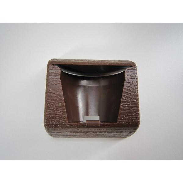 ゼリースプリッター２で半分にカットした昆虫ゼリーがスッポリ入るエサ皿です。プラスチック製なので、飼育ケース内を清潔に保ちます。※16g昆虫ゼリーで底が角型のものに対応しています