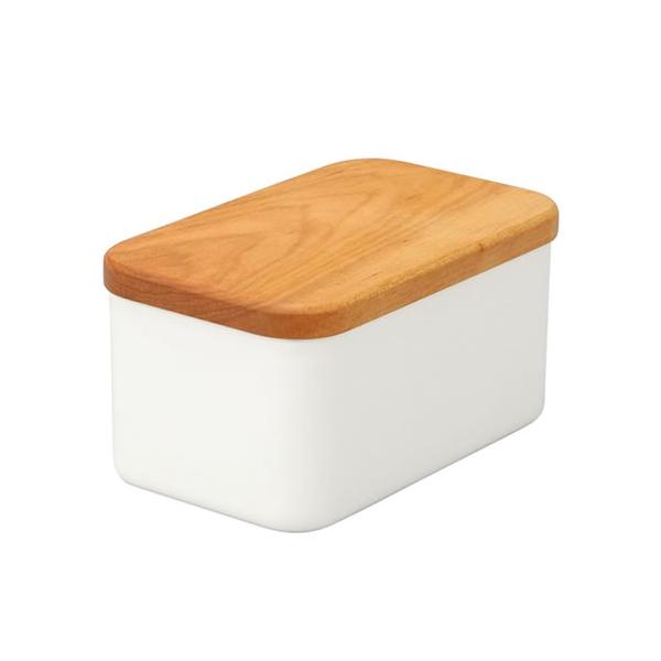においうつりがなく、冷却性の高いホウロウと、天然木（サクラ）蓋というバターケースに最適な組み合わせが実現。実用性とインテリア性を兼ね備えたバターケースです。蓋はそのままカッティングボードとしてお使いいただけます。■天然木の蓋国産の天然木 (...