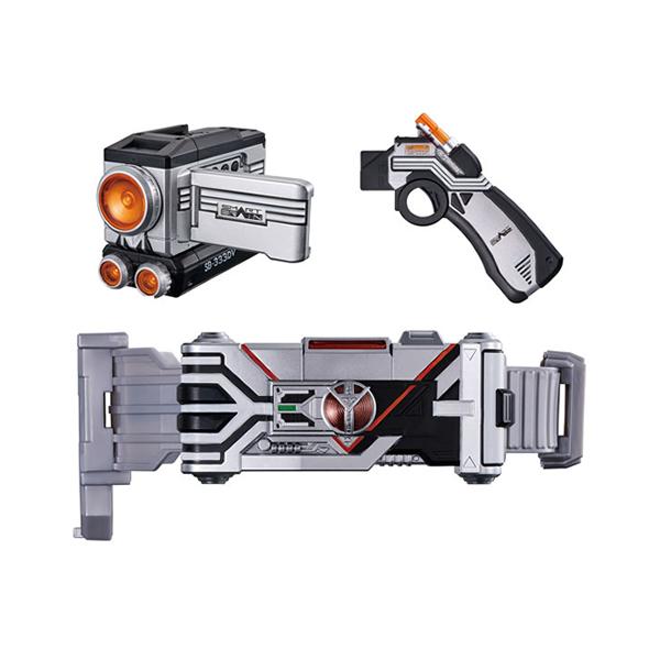 『仮面ライダー555』より、「DXデルタドライバー」がSUPER BESTシリーズとして登場！音声入力で変身待機音が再生。デルタフォンをデルタムーバーに装填することで「仮面ライダーデルタ」に変身！「ファイア」の音声入力で銃撃遊びが可能です。...