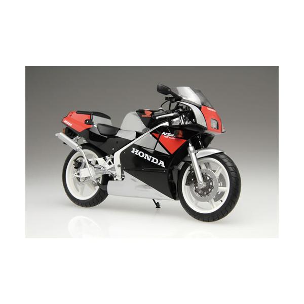 PROSPEC EVOLUTION・1989年モデルのNSR250Rを1/12スケールで再現・純正カラーの「ブラック×シードシルバーメタリック」をモデル化・1988年モデルとは異なるカウル、チャンバー、足回りを再現・車軸・ステムには金属製の...