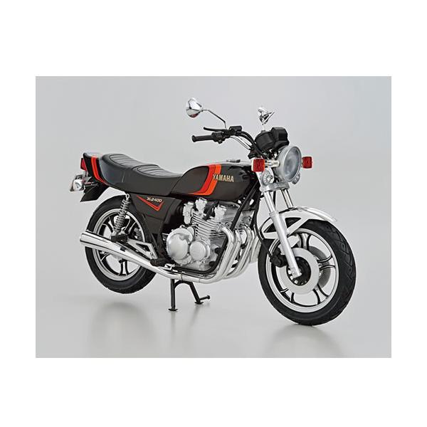 REVOLUTION1980年に発売されたXJ400は、ジェネレーターをシリンダー背部に配置しエンジン幅を抑えた新設計の空冷DOHC4気筒エンジンを、フロントにダブルディスクブレーキを採用し、ダブルホーンやクラス初の燃料計や電圧計を装備した...