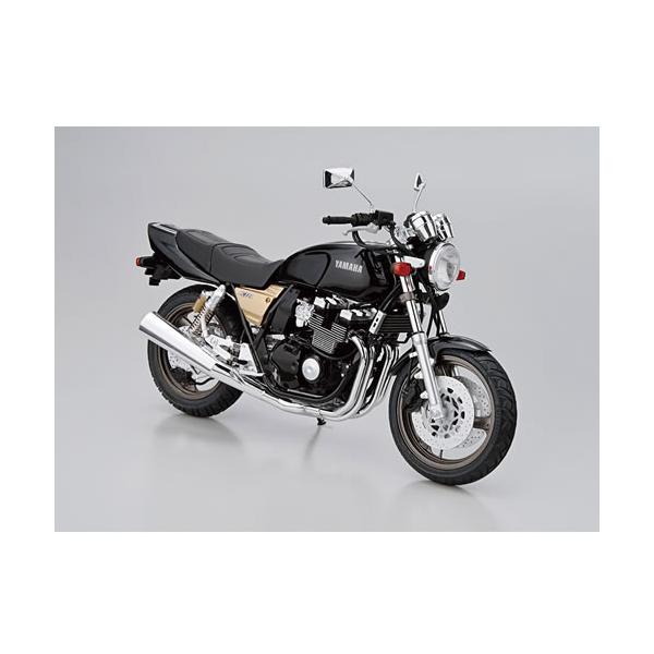 The Fighting Spirit・1993年モデルのXJR400を再現・エンジンはフレームへビスで固定する実車さながらの組み立て方法を再現・タンク裏面もリアルに再現・ワイヤー、ホース類はビニールパイプで再現※画像は試作品です。実際の商...