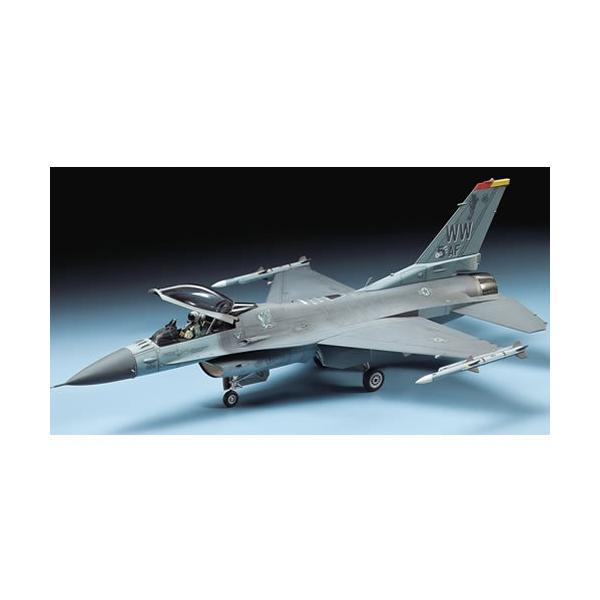 F-16CJブロック50のプラスチックモデル組み立てキットです。 ●1/72スケール、全長213mm、全幅141mm。 ●機首側面のストレーキから胴体、主翼にかけての滑らかなラインを実感豊かにモデル化。 ●エアインテークの前縁や翼の前縁、後...