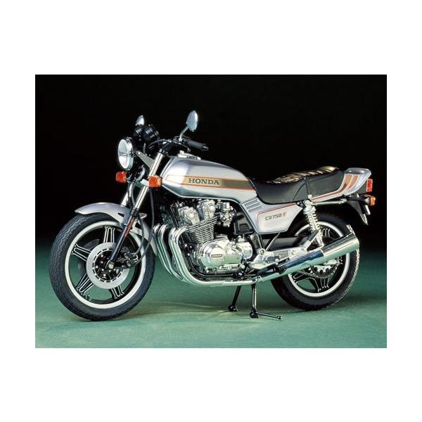 1979年の発売と同時に瞬く間にナナハンのベストセラーとなった、ホンダCB750Fを再現したプラスチックモデル組み立てキットです。冷却フィンもリアルに再現されたDOHCエンジンはメカニカルな魅力も十分。プラグコードやブレーキパイプ、メーター...