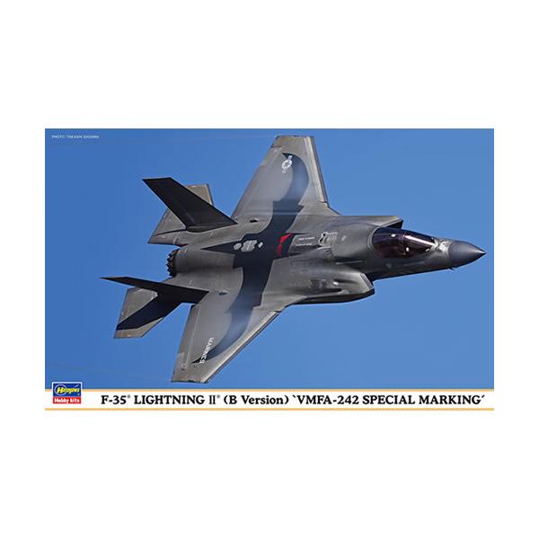 機体上面にコウモリを大きく描いたVMFA-242の機体を再現！リフトファン部上扉/下扉、エンジン部扉などは開閉選択式。脚は飛行状態と駐機状態を選択可能。ノズルは 回転ギミックにより可動可能で、発艦時の状態（短距離離陸）を再現することができま...