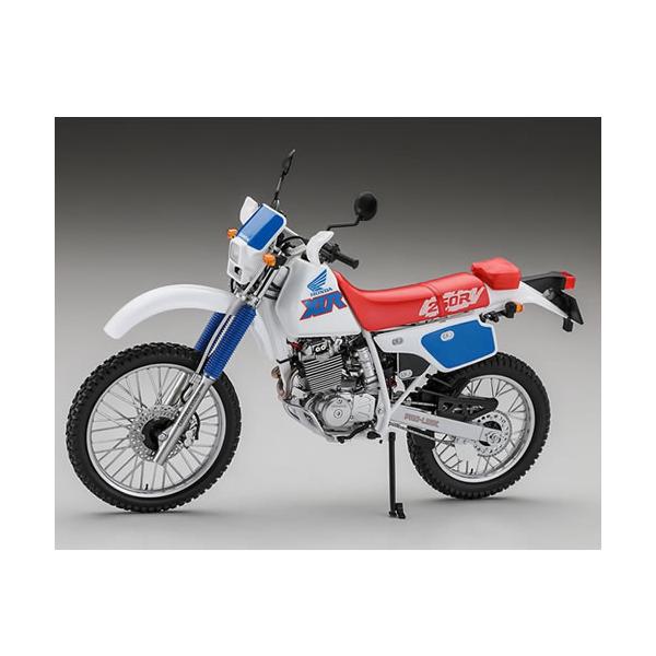 本格ランドスポーツバイクXLR250R1991年式の（MD22）をキット化！パーツカラーはフレーム・タンク・シートカウルがホワイト、シート・バッグがレッド、排気管・ハンドルがブラック、エンジン・ホイールがグレー、ライトがクリアーです。ヘッド...