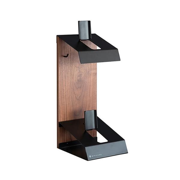 お気に入りのヘルメットを飾りながら省スペースに収納できるヘルメットディスプレイスタンドシリーズ『GALEA（ガレア）』。ヘルメットフック２個、バイクや車のキーが掛けられるフック２本、グローブを収納できる棚付きでお出かけの時に必要なものをまと...