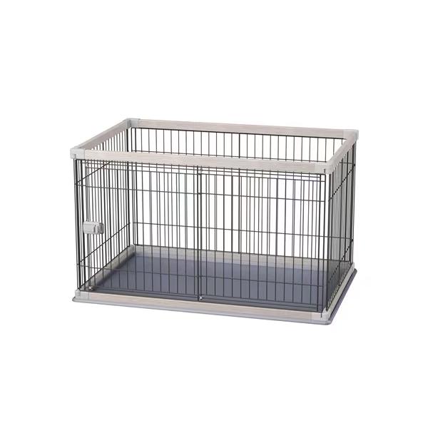 インテリアに調和するやさしい木目のサークルです。上下の四隅にピンを差し込むだけで簡単に組み立てできます。スムーズに開閉できるらくらくスライド扉です。サッと汚れが拭き取れるお掃除楽ちんトレーが付いています。別売りの屋根を付けることで、留守番時...