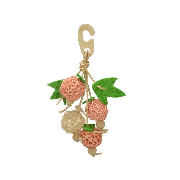 ・金属を使用しないナチュラルな小鳥のおもちゃ。・小鳥がかじったり、引き抜いたり・・・籐やトウモロコシの皮で作ったくす玉に、ヘチマのアクセント！色々な素材が楽しいぶら下げおもちゃ。