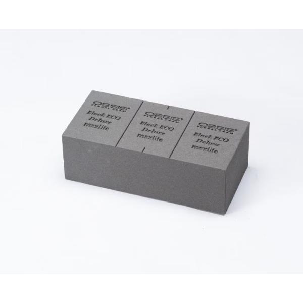 最も硬いフォームで、太くて長い茎でもしっかりホールド！使用後は、可燃ゴミとして処理可能です。サイズ：横幅23cm×奥行11cm×高さ8cm※緑色のスタンダードなオアシスは、取り扱い終了しこちらの商品に移行いたします。※アクアフォームのスミイ...