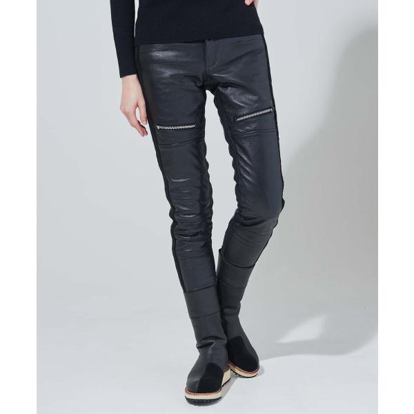 ■デザイン膝周りの切り替えやサイドのラインなど、バイカーテイストのアレンジが施されたスリムフィットレザーパンツ。膝にはファスナー開閉のプロテクター用袋を装備し、任意で別売りのプロテクターを装着可能。裏地には速乾性のポリエステルメッシュ生地を...