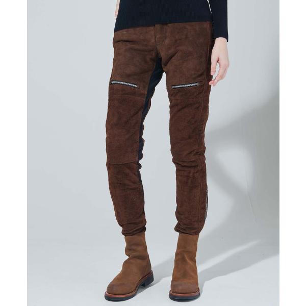 ■デザイン膝周りの切り替えやサイドのラインなど、バイカーテイストのアレンジが施されたスリムフィットレザーパンツ。膝にはファスナー開閉のプロテクター用袋を装備し、任意で別売りのプロテクターを装着可能。裏地には速乾性のポリエステルメッシュ生地を...