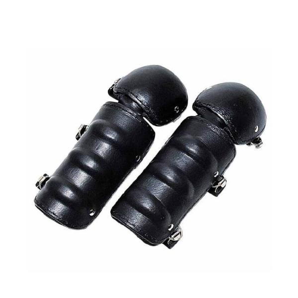 ■デザイン硬質プラスチックに牛革を巻付け、特殊ミシンで縫製したKADOYAオリジナルのバトル系パッドです。パッド内部には発砲ウレタンも装備し高い安全性を誇ります。強力なゴムベルトで、お手持ちのどんなレザージャケットにもワンタッチで取り付けが...