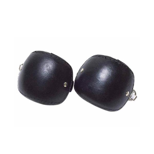 ■デザイン硬質プラスチックに牛革を巻付け、特殊ミシンで縫製したKADOYAオリジナルのバトル系パッドです。パッド内部には発砲ウレタンも装備し高い安全性を誇ります。強力なゴムベルトで、お手持ちのどんなレザージャケットにもワンタッチで取り付けが...