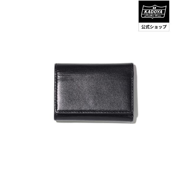 3 FOLD COMPACT WALLETをベースに、ロゴデザインと内部レイアウトを見直した三つ折りタイプ。開閉3ステップで紙幣・コイン・カードを整理でき、ポケットに収まりやすい薄さを保ちます。外装にはオイルドヴィンテージステアを採用し、タ...