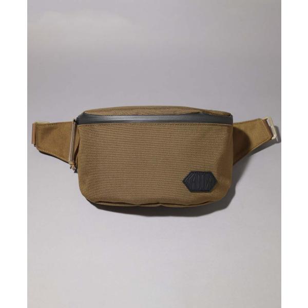 ■デザイン強靭な1000デニールのコーデュラ素材を使用したショルダー&amp;ウエストバッグ。素材には2度の裏コーティング、開口部には止水ファスナーを採用することで簡易的な防水性能を確保しています。ウエストベルトにはJET GRIDE機構を...