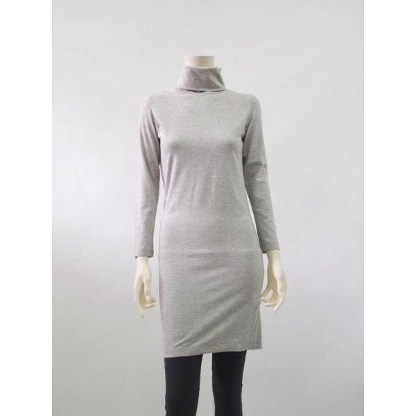 タートルが、フェミニンな雰囲気を盛り上げ、長めの丈感やコンパクトなシルエットで大人の女性らしく着られるアイテムです。