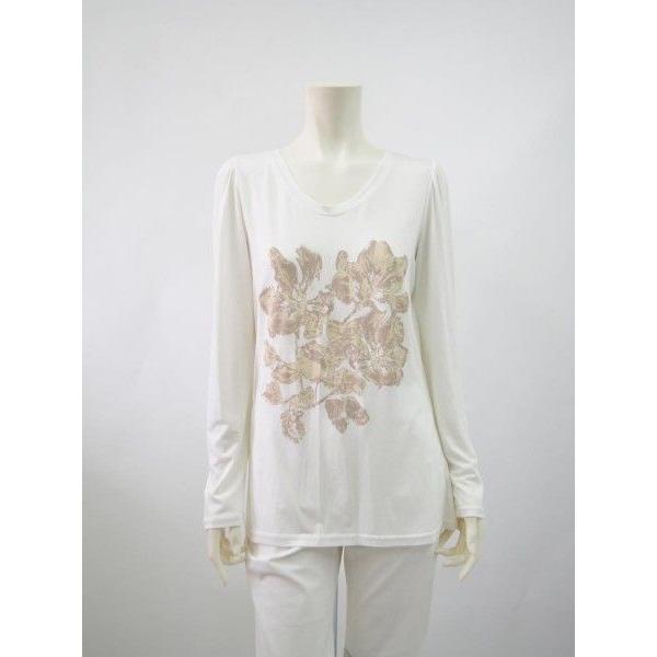 滑らかな肌触りのビスコースはしなやかな生地感で肌あたりのよさも抜群。緩めのシルエット・テールカットにより、気になる体型をカバーしてくれます。女の子らしさを演出できる可愛らしいお花をファッションポイントに取り入れて。