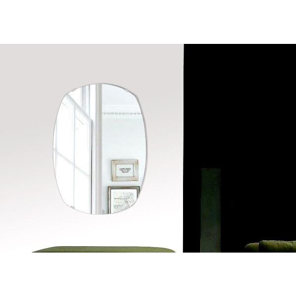 4つの金具とネジで外から固定する構造のため、壁に隙間無くぴったり取付けることができる壁掛け鏡です。使用している鏡、ミラーは国産、最高品質の鏡です。鏡の厚さは立体的な映像が最も美しい5ミリ厚。美しい透明感と映像。鏡ミラーは毎日、しかも長い年月...