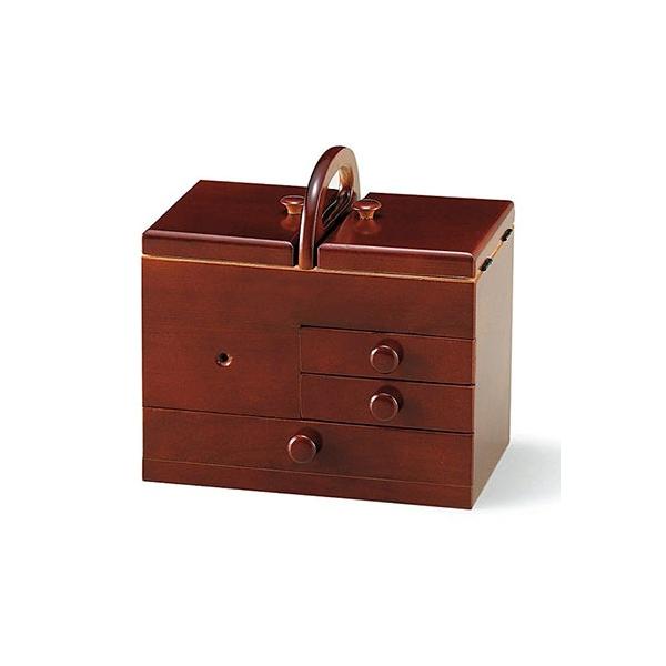 天然木の温かみあるソーイングボックス。編み物が好きな方のために毛糸玉を収納するスペースを設け、前面の穴から毛糸を出して編んでいけば毛糸玉が転がらず編み物時のストレスを軽減します。また、穴の両面には面取り加工を施し毛糸がスムーズに出てくるよう...