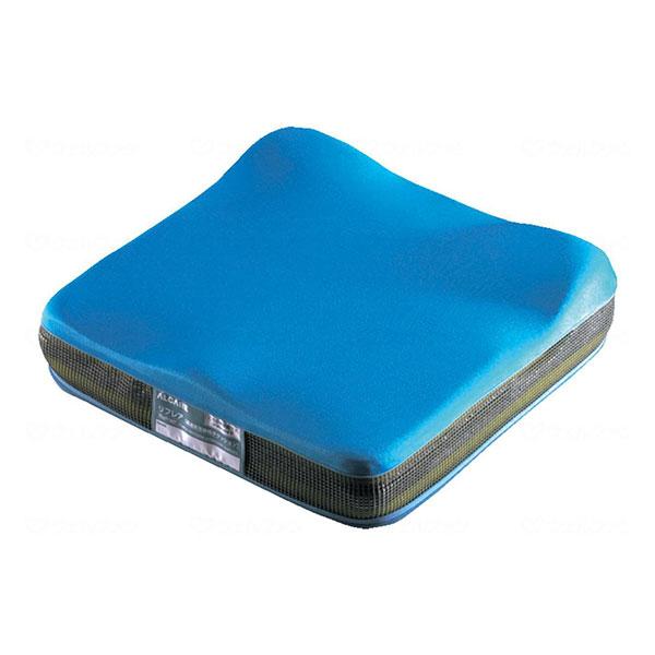 体圧を分散し、摩擦・ずれを低減するだけでなく、ムレも防いでより快適に。車いすの座り心地を向上させるクッション。○エアスルー構造だからムレにくい1．本体内部（サポートフレーム除く）には、無膜処理＊され、通気性に優れたウレタンフォームを使用。年...